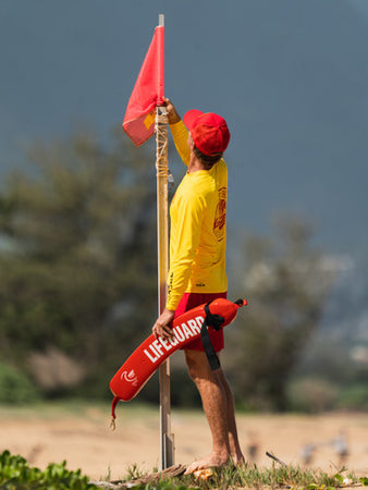 A Guide to Understanding Beach Lifeguard Flags – Maui Rippers